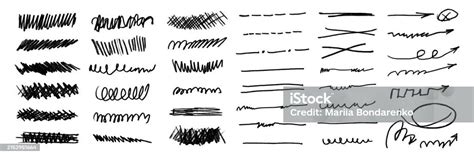 검은색 선과 곡선의 모음으로 일부는 물결 모양이고 다른 일부는 직선입니다 선의 길이와 굵기가 다양하고 연필이나 펜으로 그린 것 같습니다 개체 그룹에 대한 스톡 벡터 아트 및