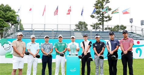 드라이버를 잡고 포즈를 취하는 남자골프 선수들 [kpga 하나은행 인비테이셔널]