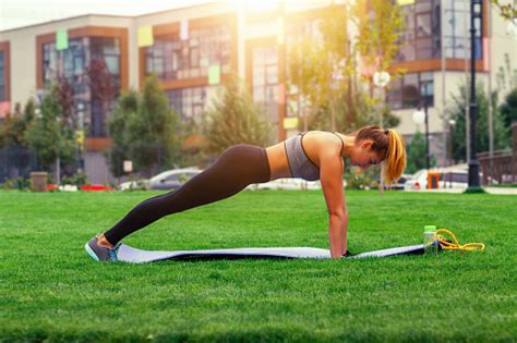 널빤지 포즈 하 고 팔 굽 혀 펴기 또는 보도 Ups 운동 운동 젊은 여성 야외 서 착용 운동복 전체 길이 측면 보기 건강한 생활방식에 대한 스톡 사진 및 기타 이미지