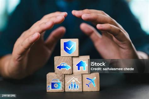 보험 및 보증 개념 사업가는 의료 생명 자동차 가정 여행 보험에 대한 보험 아이콘으로 나무 블록을 보호합니다 Health에 대한 스톡 사진 및 기타 이미지 Istock