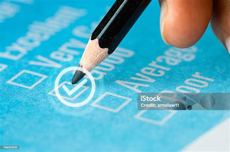 고객 체크리스트 설문 조사 는 빨간색 연필응용 프로그램 파란색 양식 문서를 통해 피드백 만족도 마크에 대한 Exellent 양식 비즈니스용 체크마크를 채우기 위한 의견 질문