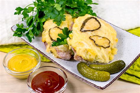 치즈와 야채 다양한 소스와 절인 오이를 곁들인 수제 돼지 고기 커틀릿을 부엌의 테이블에서 저녁 식사로 만듭니다 0명에 대한 스톡 사진 및 기타 이미지 Istock