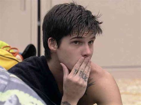 gabriel tavares quase mostra parte íntima em primeiro banho no bbb23