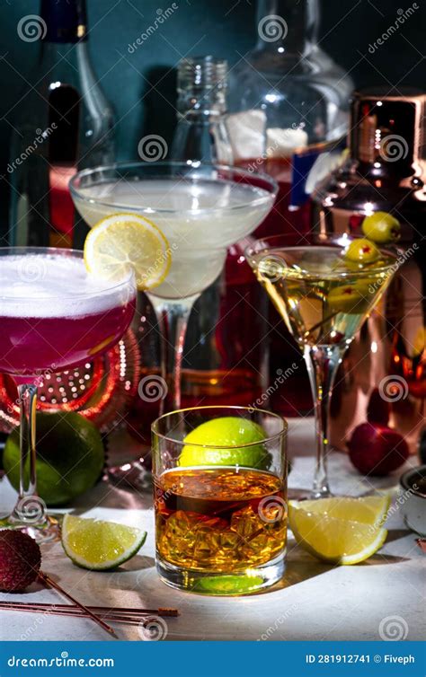 Alcoholische Cocktails Zetten Sterke Dranken En Aperitieven Met Barstensmaak Op Donkergroene