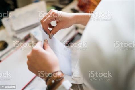 사무실 직장이나 집에서 지폐 우편 또는 보험 계약 청구서 편지와 함께 테이블에 흰색 봉투를 들고 열고 소녀 여성 손에 닫습니다 엽서에 대한 스톡 사진 및 기타 이미지