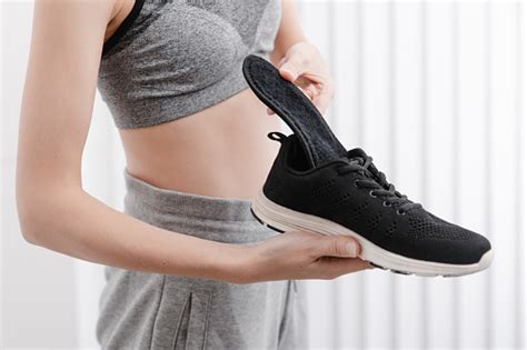 집에서 신발에 정형 외과 깔창을 넣어 여자 스포츠 소녀 피팅 정형 외과 깔창 실내 닫습니다 풋 케어 배너 플랫 피트 보정 발