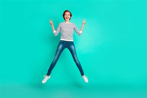 미친 파티 사랑 스러운 아름 다운 꽤 매력적인 여자에 대 한 대기의 전체 길이 몸 크기 사진 초상화 Vsign 점프 격리 된 청록색 배경 만들기 다리 신체 부분에 대한 스톡