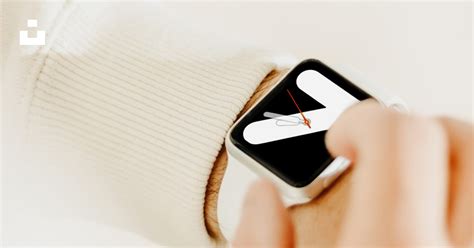 스마트 워치를 손에 들고 있는 사람 사진 Unsplash의 무료 손 이미지