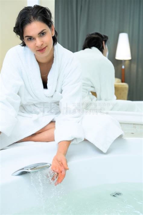 按摩浴缸高清图片 浴室里的女人 浴室里的女人图片免费下载 5126272953 千图网pro