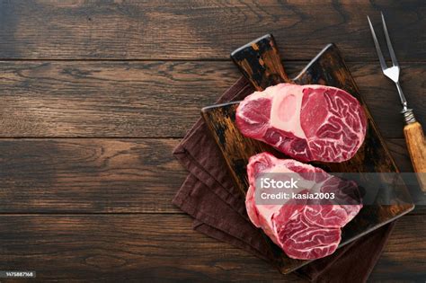 오소 부코 생 스테이크 고기 바베큐 고기 원시 신선한 크로스 컷 송아지 정강이와 조미료 후추 로즈마리 백리향 및 오래된 나무