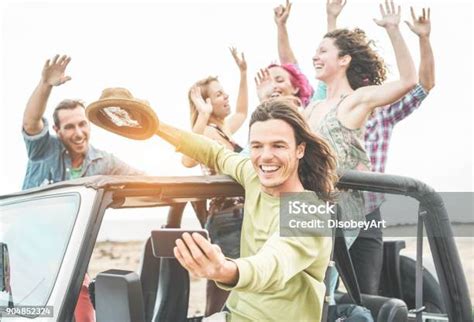 컨버터블 지프 자동차여행 사람들이 여행에서 함께 재미우정과 휴가 개념전화 남자의 얼굴에 초점에 사막에서 스마트폰으로 Selfie를 복용 하는 최신 유행 행복 친구 사막에