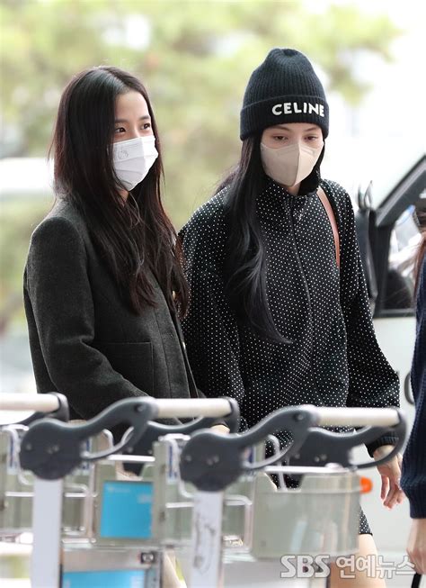 [e포토] 블랙핑크 지수 리사 꺄르르 즐거운 출국길