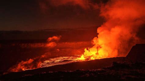 Alert Level Lowered For Hawaiis Erupting Kilauea Volcano As Thousands Watch The Dazzling