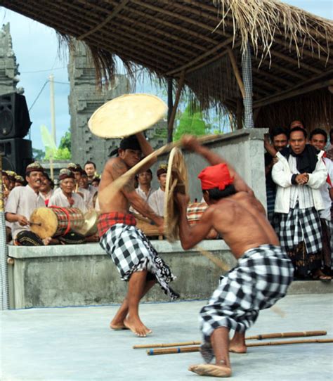 Lintas Bali Budaya Bali Tari Gebug Ende Yang Masih Dipertahankan