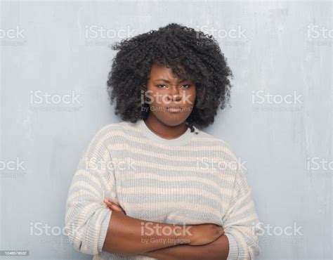 젊은 아프리카계 미국인 플러스 크기 여자 스웨터 의심과 긴장 Disapproving 식 교차 팔과 얼굴에 입고 회색 그런 지 벽에 부정적인 사람입니다 가을에 대한 스톡 사진