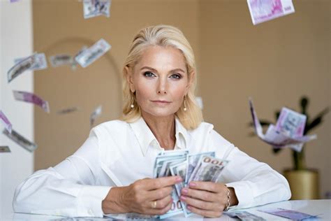 Полн паричник за 4 хороскопски знаци Еве кој ќе добие пари до 3 мај а еден знак треба да игра