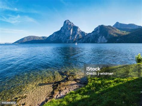 평화로운 가을 알프스 산 호수입니다 오스트리아 상부의 트라운제 호수와 트라운슈타인 산의 아침 전망 0명에 대한 스톡 사진 및 기타 이미지 Istock