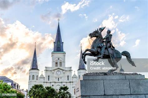 올드 타운 뉴 올리언스 세인트 루이스 대성당과 극적인 푸른 하늘과 일몰에 잭슨 광장에서 일반 동상루이지애나 타운 뉴올리언스에 대한 스톡 사진 및 기타 이미지 Istock