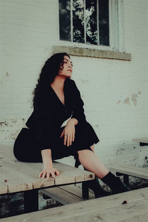 검은 머리 긴 머리 뒷모습 벤치 수직 쐈어 앉아 있는 여성 테이블 폴라로이드에 관한 무료 스톡 사진