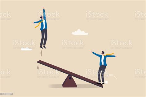 관리자 지원 파트너가 목표를 달성하도록 돕는 노력 솔루션을 얻는 지원 팀워크 또는 성공을 위한 협업 사업가 관리자는 시소 도움말 동료가 목표에 도달하기 위해 높이 뛰어들 수