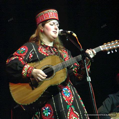 Ai创作图俄罗斯族萨玛瓦尔 弹唱冬不拉 新疆弹唱 俄罗斯族姑娘 俄俄罗斯族 哈萨克姑娘 俄罗斯族少女 塔塔尔族少女 东北俄罗斯族 哈萨克族冬不拉 哈萨克族少女 塔塔尔族姑娘 乌孜别克族少女