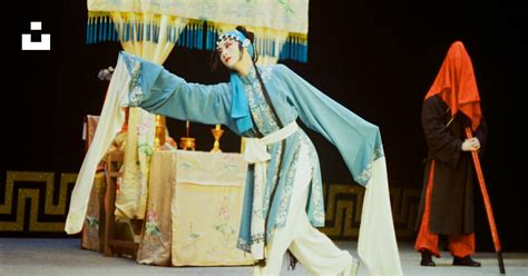 무대에서 의상을 입은 남자와 여자 사진 Unsplash의 무료 충칭 이미지