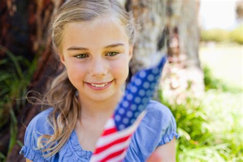 미소 여자아이 부러워합니다 유클리드의 미국 플랙 그녀는 손 흔드는 국기에 대한 스톡 사진 및 기타 이미지 국기 기 나무 Istock