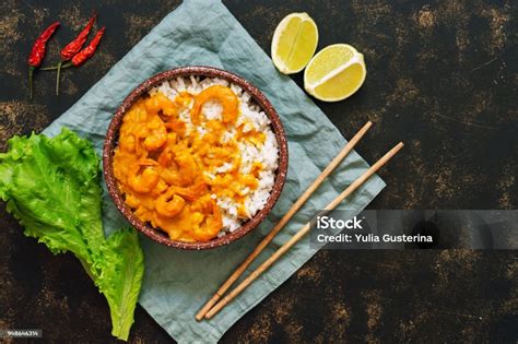 쌀과 카레 소스와 함께 새우입니다 어두운 배경에 전통 태국 요리입니다 아시아 음식입니다 보기 상위 공간을 복사 합니다 새우 해산물에 대한 스톡 사진 및 기타 이미지 Istock