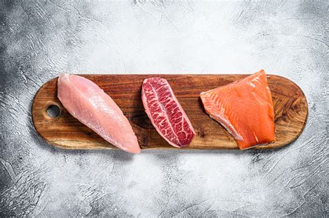 스테이크의 세 가지 유형 쇠고기 상단 블레이드 연어 필렛과 터키 유방 유기농 생선 가금류 및 쇠고기 고기 회색 배경 위쪽 보기 물고기에 대한 스톡 사진 및 기타 이미지