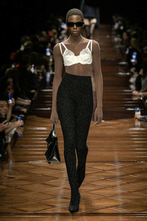 패션엔 리뷰 크롭 And 코쿤 실루엣 발렌시아가 2025 Ss 컬렉션