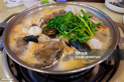 해물 또는 매운 해산물 스튜의 해산물 새우 오징어 조개 문 어 생선 굴 콩나물 야채 종류와 한국의 가장 유명한 전통 음식 중 하나입니다 불에 대한 스톡 사진 및 기타 이미지