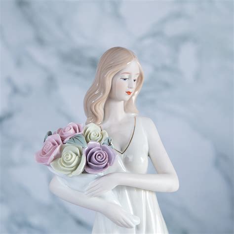 Декоративна статуетка Жена със букет S Ts Bg