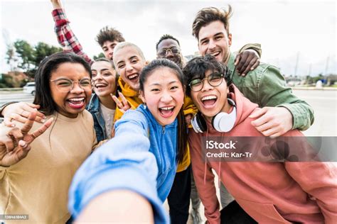 카메라에서 미소 짓는 큰 그룹 셀카 샷을 찍는 다인종 친구들 야외에서 서있는 젊은 이들을 웃고 재미 쾌활한 학생들이 학교 밖에서 초상화 인적 자원 개념 십대에 대한 스톡