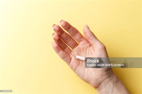 화려한 노란색 배경에 여자 손에 화려한 알약과 정제 맨 위 보기입니다 플랫 레이 공간을 복사합니다 의학 개념 미니멀한 추상적 개념 황약 캡슐 개념에 대한 스톡 사진 및 기타