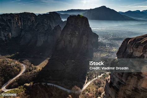 유네스코 기념물 산에 수도원 유성 그리스 랜드 마크 산 화창한 날씨 무인 항공기보기 구름 녹색 나무 안개의 공중 보기 Unesco 조직된 단체에 대한 스톡 사진 및 기타