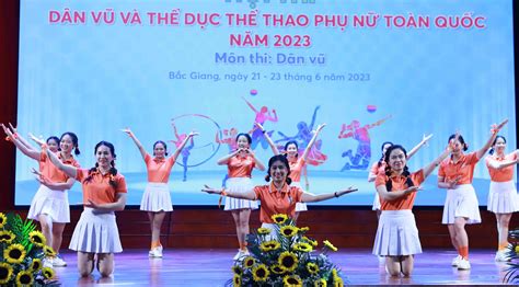 đội tưng bừng trình diễn tại chung kết Hội thi Dân vũ và Thể dục thể thao phụ nữ toàn quốc