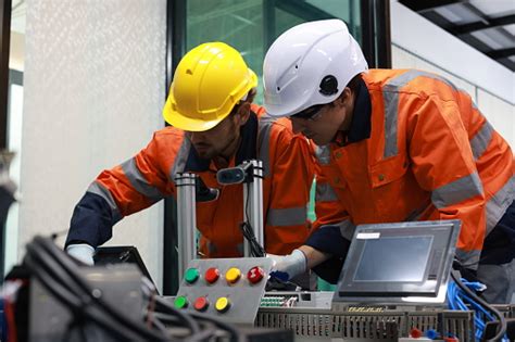 두 명의 엔지니어가 자동차 부품을 생산하는 지능형 공장에서 용접 로봇 자동 팔 기계를 점검하고 제어합니다 2명에 대한 스톡 사진 및 기타 이미지 Istock