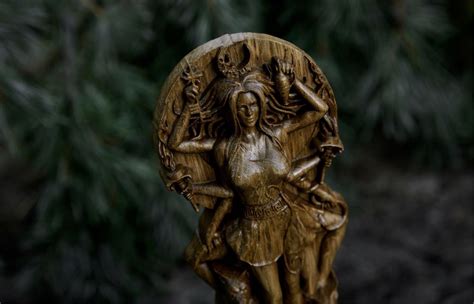 Статуетка з дерева богиня Геката 1 800 грн Предметы искусства Киев на Olx