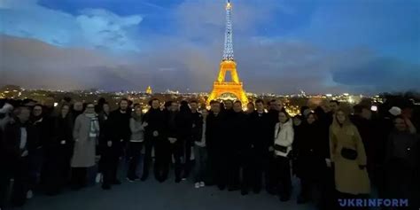 Ейфелеву вежу підсвітили кольорами прапора України