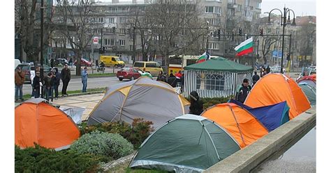 Развалят палатковия лагер пред парламента по случай 3 март