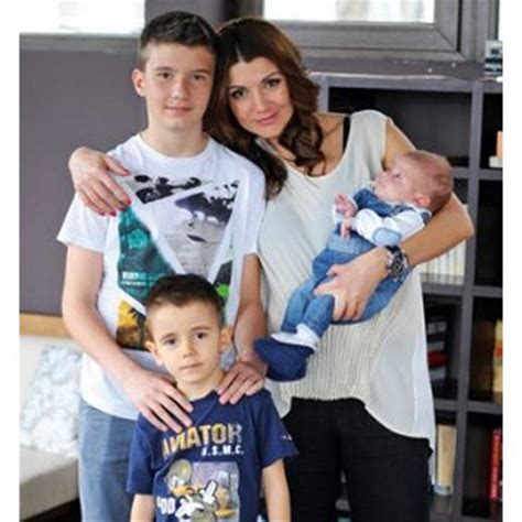 Фолкпевицата Кали Страх ме е за децата ми