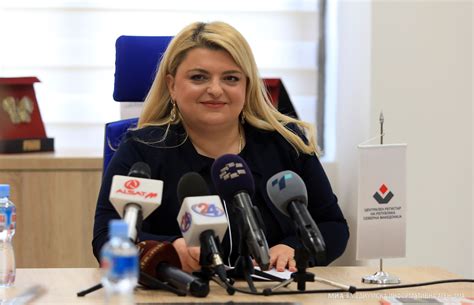 Директорката на Централен регистар бара казна за вработениот кој се закануваше на новинарка