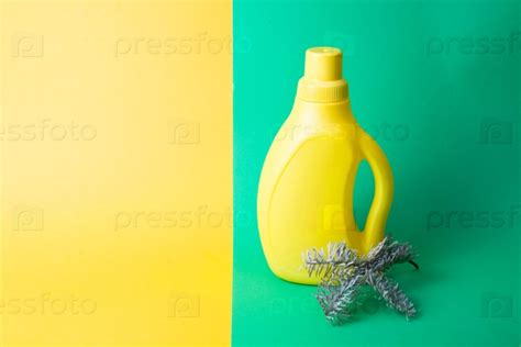 Фотография на тему Желтая пластиковая бутылка с гелем для стирки и ...