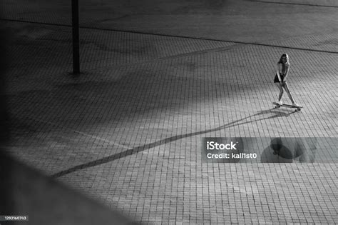 도시에서 스케이트 보드에 여자 도시를 돌아 다니는 한 여성의 아름다운 대조 흑백 사진 사진 이미지에 대한 스톡 사진 및 기타 이미지 사진 이미지 스케이트보드 타기