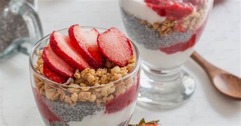 테이블 위에 음식으로 가득 찬 두 잔 사진 Unsplash의 아이스크림 선디 이미지