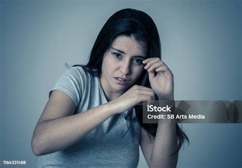 두려움과 충격을 느끼는 젊은 여성은 두려움 불안 제스처를 합니다 겁에 질린 모습과 침략으로부터 자신을 덮고 공간을 복사합니다 여성 가정 및 성폭력 피해자 개념 감정에 대한