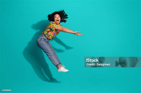 매력적인 긍정적 인 여자 입고 인쇄 티셔츠 점프 높은 빈 공간 고립 된 청록색 배경의 전체 길이 사진 광고에 대한 스톡 사진 및 기타 이미지 Istock