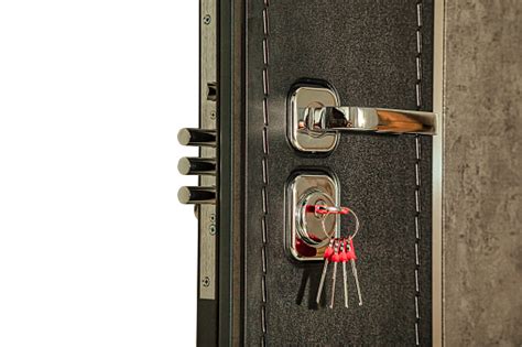 새로운 장갑 강철 흰색 문 열쇠가 있는 크롬 금속 잠금 장치 및 손잡이가 흰색 배경에서 분리되어 있습니다 디자인 하우스