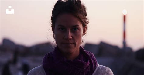 목에 스카프를 두른 여자 사진 Unsplash의 무료 에리세이라 이미지