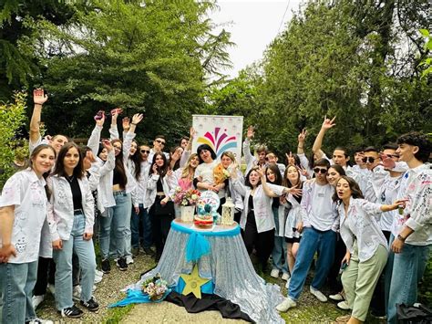 ემიგრანტი დედის შეხვედრა თელავში შვილთან 7 წლის შემდეგ ბოლო ზარის ღონისძიებაზე Knews Ge